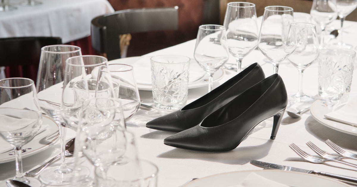 La donna Ballin si muove, con grazia, tra ricami, texture cangianti e ...